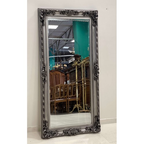 Spogulis antikvariāta salonā Viss Antīkais