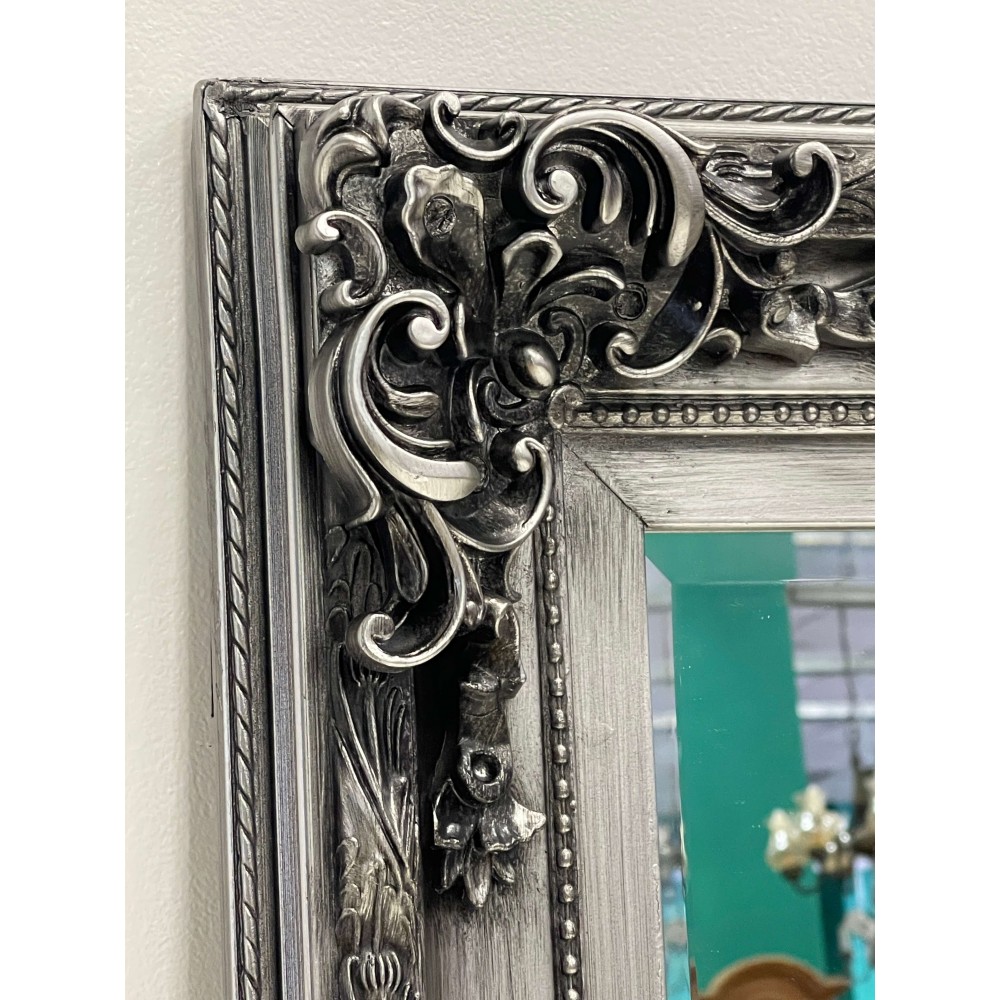 Spogulis antikvariāta salonā Viss Antīkais