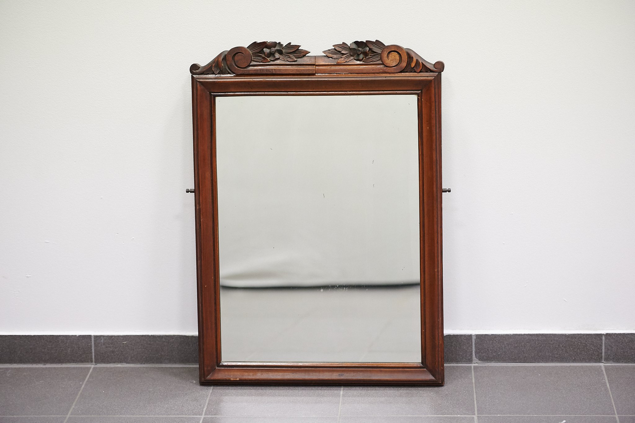 Spogulis antikvariāta salonā Viss Antīkais